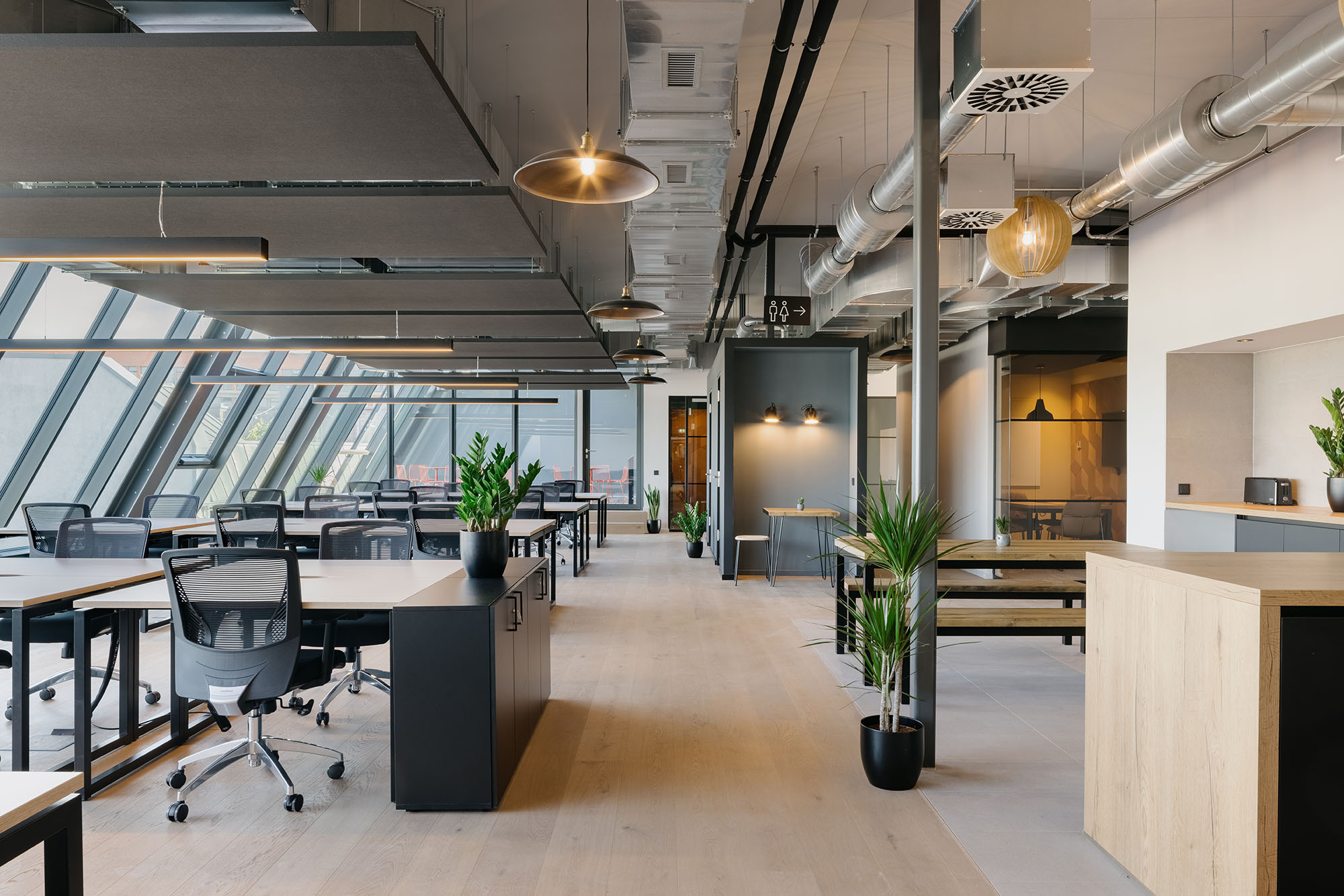 Regus, 2828 N Clark St Chicago | Workthere